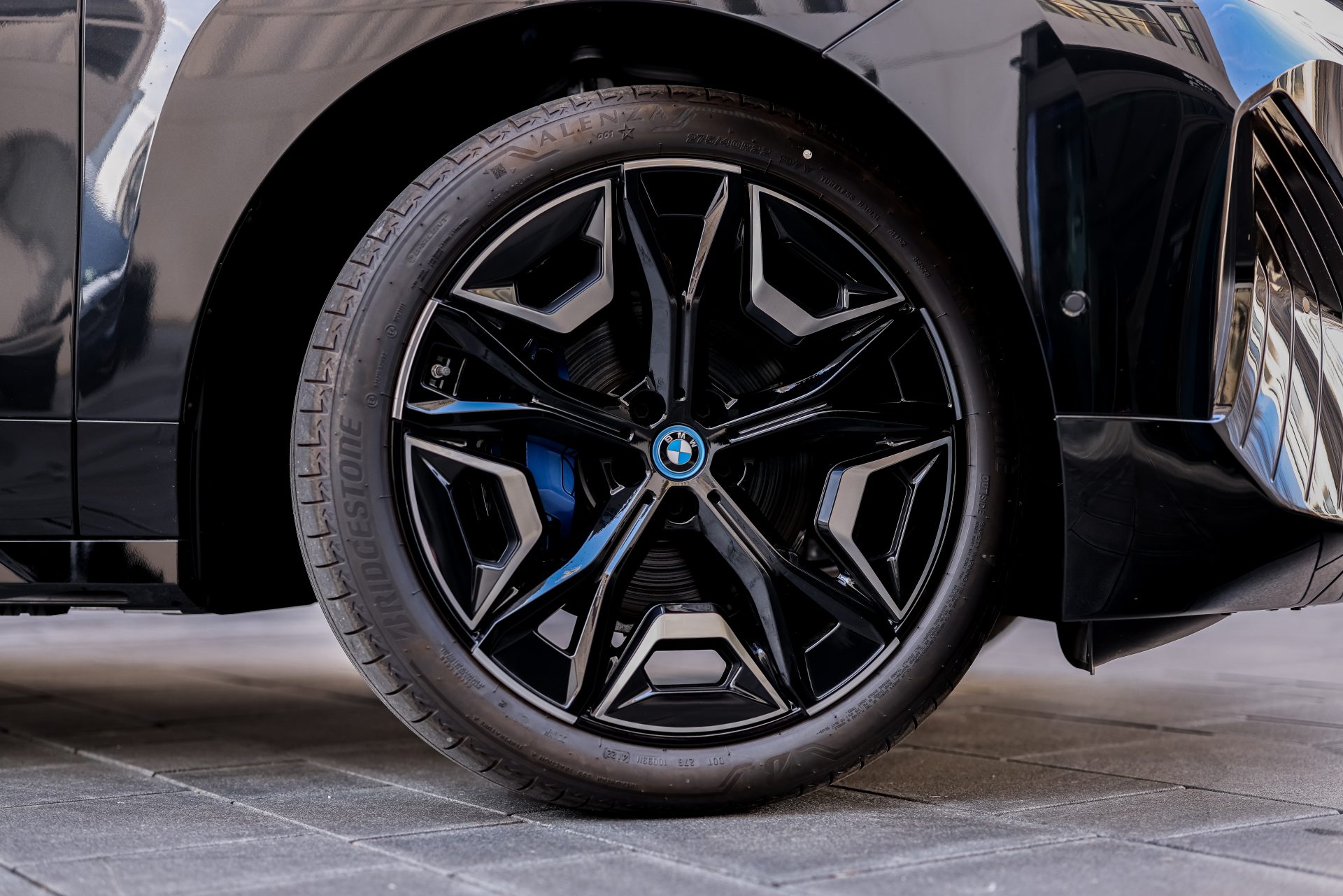 BMW iX 40 xDrive Sport – Black Fox
