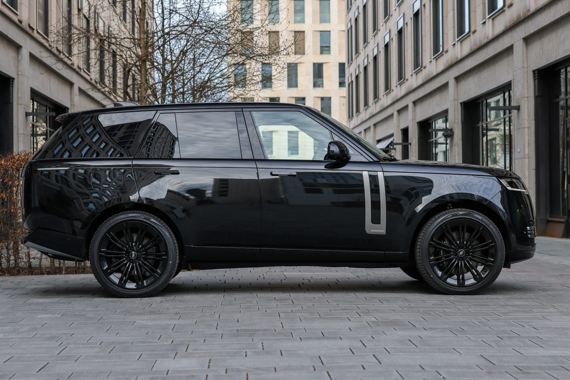 Land Rover Range Rover P530 Autobiography – Black Fox