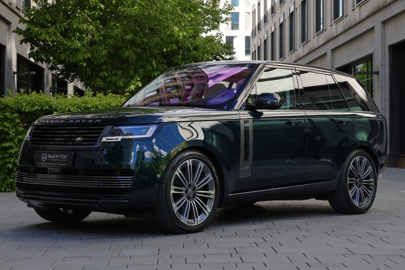 Land Rover – Black Fox