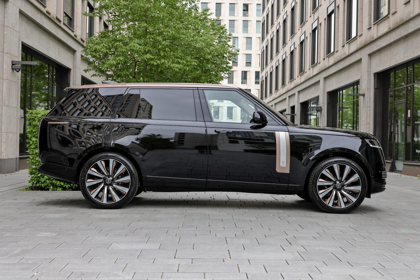 Land Rover Range Rover P615 SV LWB – Black Fox