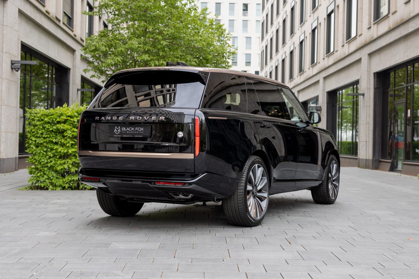 Land Rover Range Rover P615 SV LWB – Black Fox