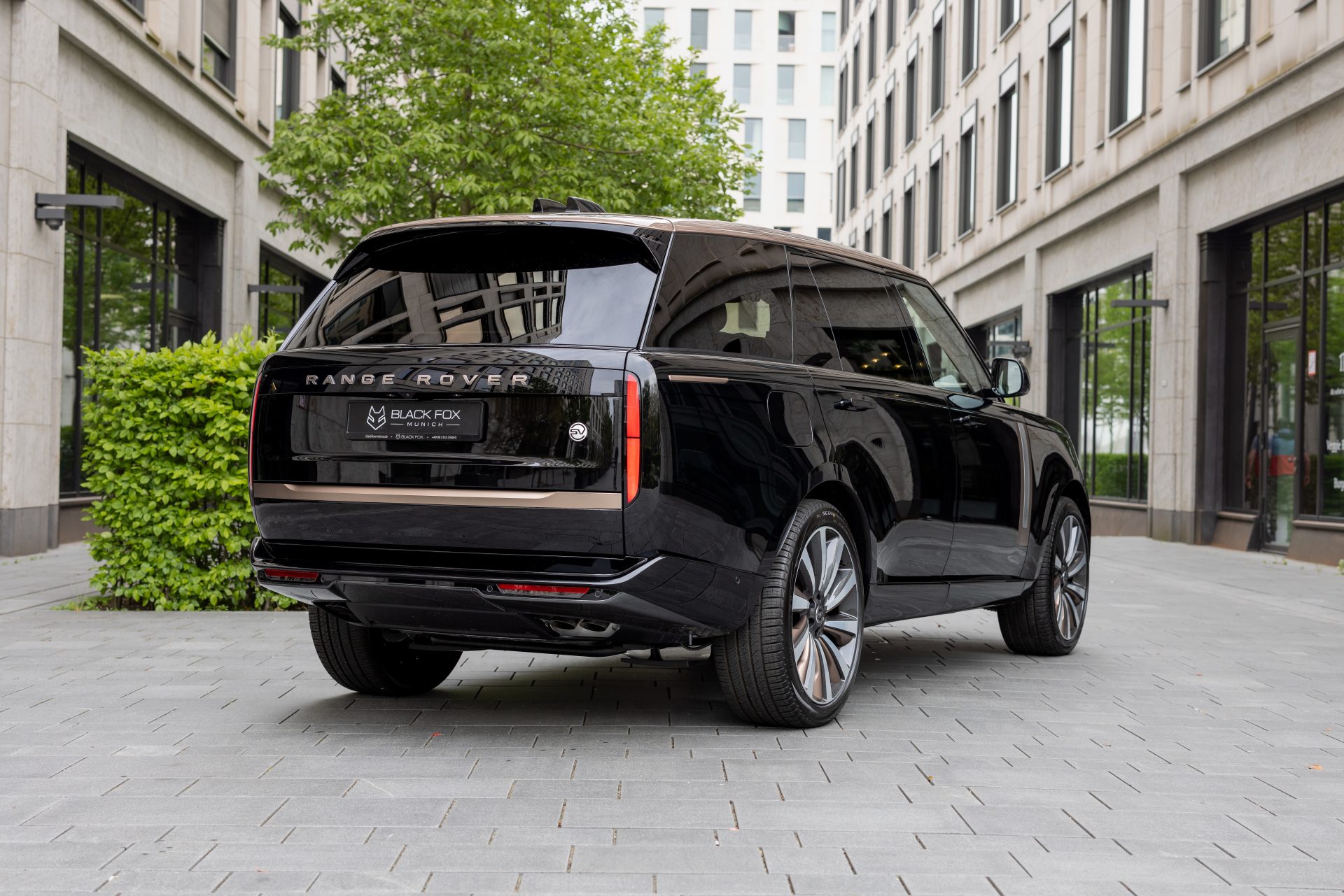 Land Rover Range Rover P615 SV LWB – Black Fox