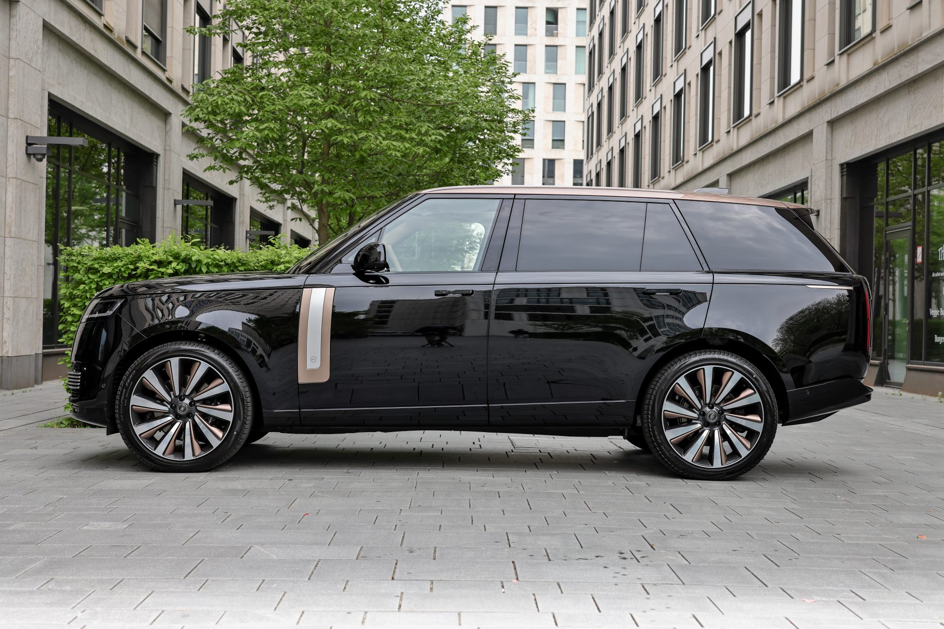 Land Rover Range Rover P615 SV LWB – Black Fox